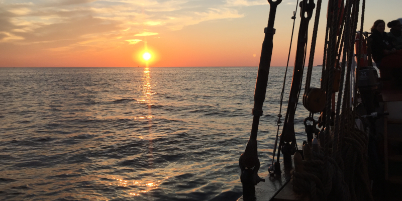 Gemeinsam Segel setzen